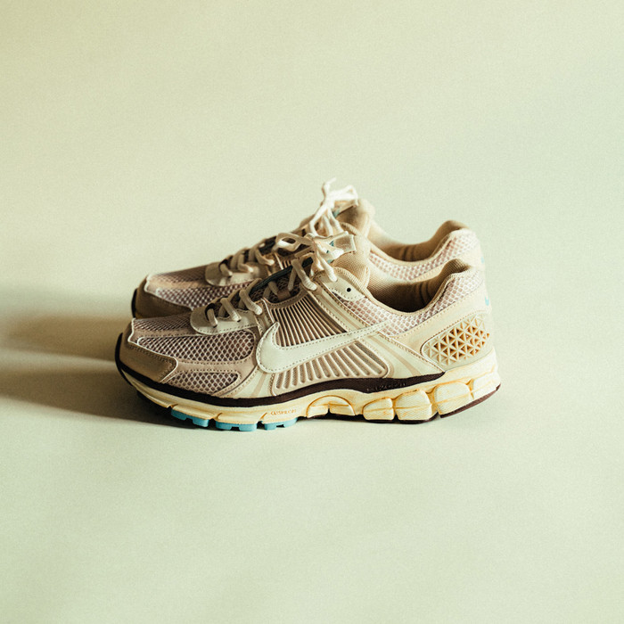 Nike WMNS Zoom Vomero 5 Oatmeal | 43einhalb Sneaker Store