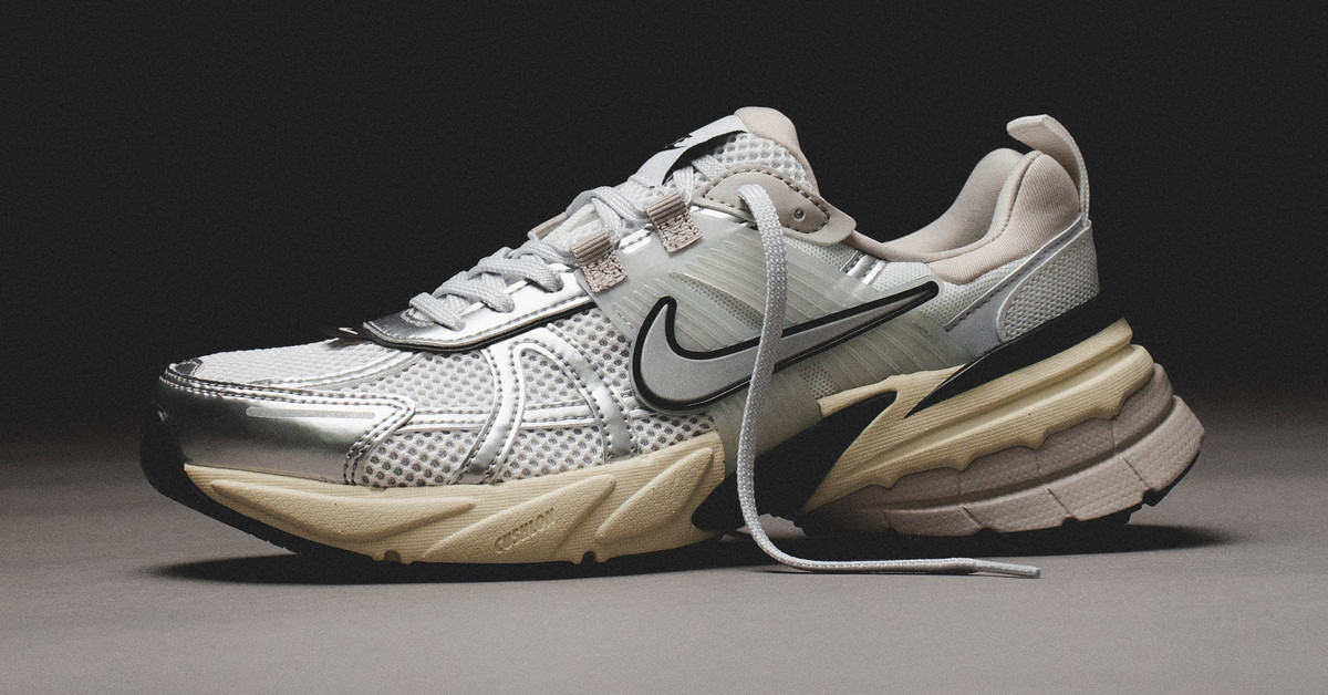 Nike WMNS V2K Run (platinum tint) | 43einhalb Sneaker Store